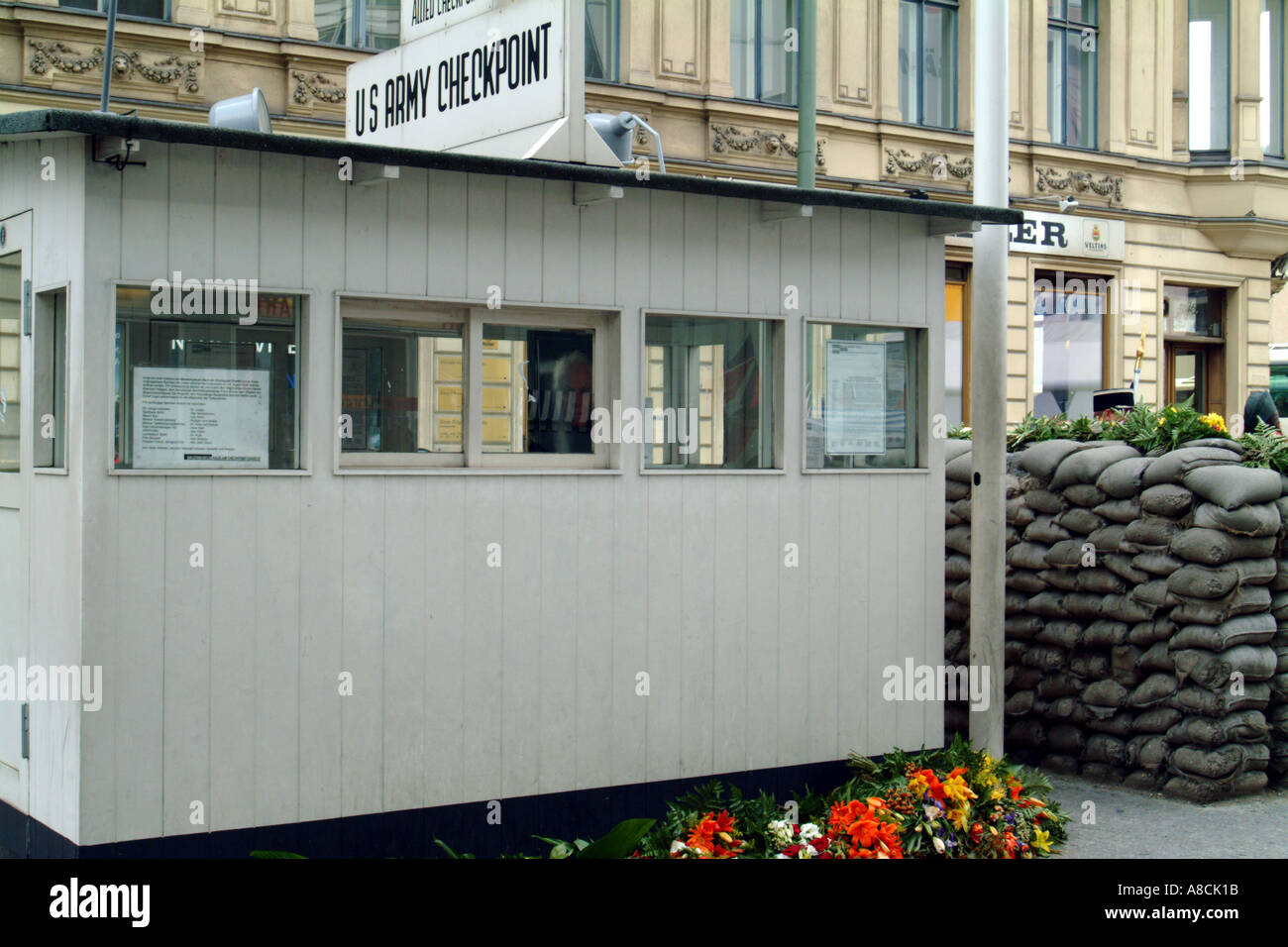 Berlin checkpoint charlie friedrichs strasse Stock Photo - Alamy