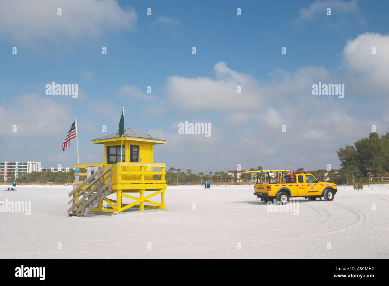 LIFEGUARD STAND AND TRUCK AT SIESTA KEY PUBLIC BEACH ON SIESTA KEY IN ...