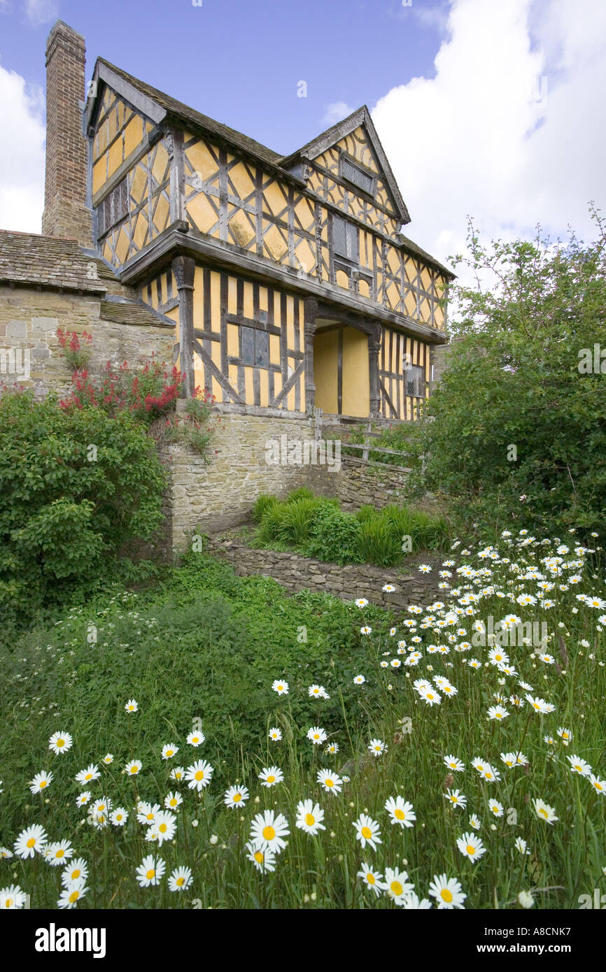 Half timbered gatehouse stokesay castle hi-res stock photography and ...