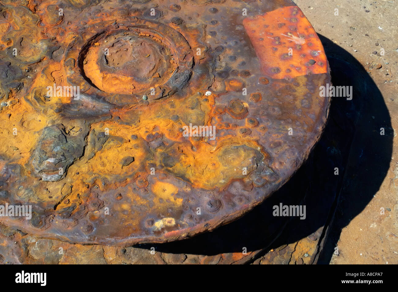 Round metal hi-res stock photography and images - Alamy