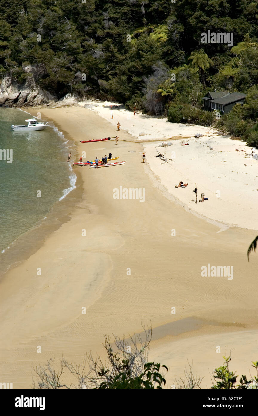 people enjoying Stillwell Bay Able Tasman Track Stock Photo - Alamy