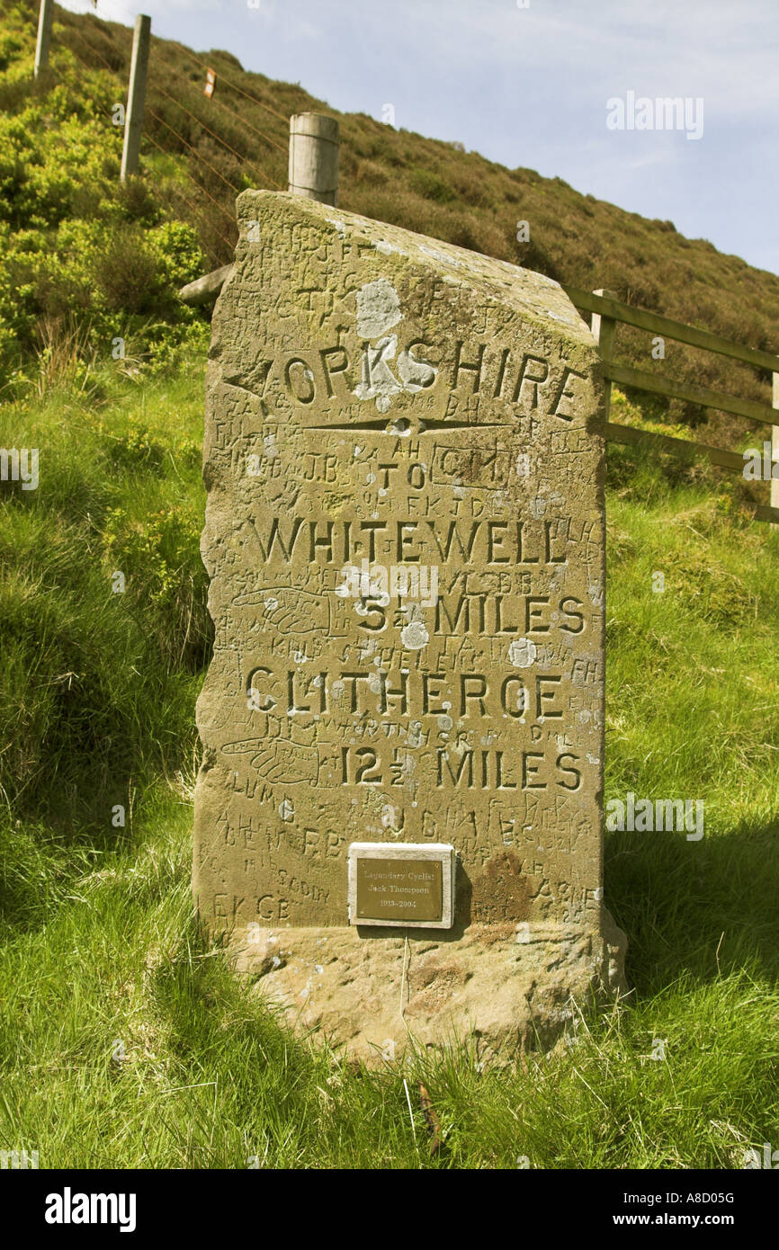 Roadside stone sign for pre-1974 Lancashire-Yorkshire county boundary ...