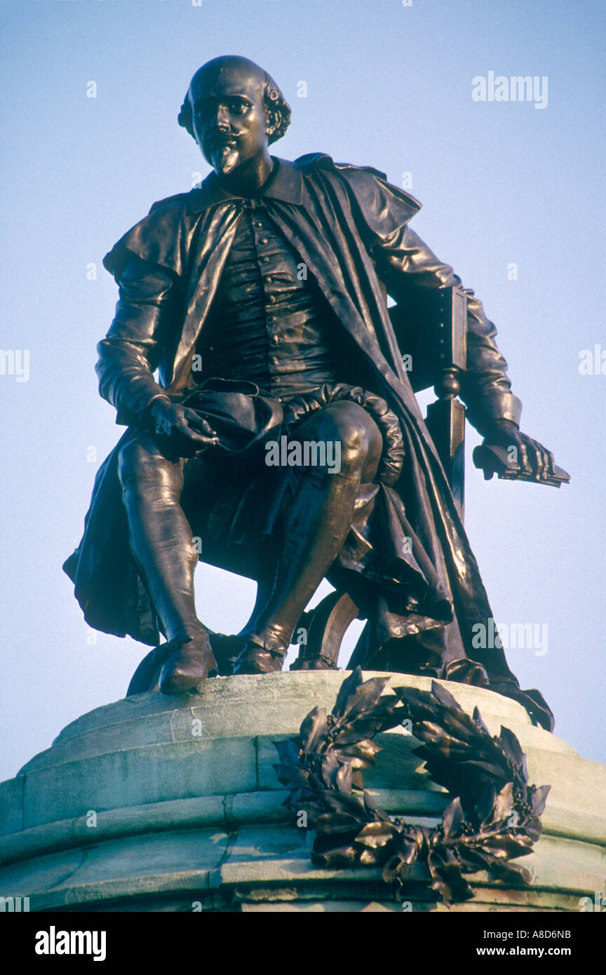 William Shakespeare statue at Stratford upon Avon, Warwickshire Stock ... William Shakespeare statue at Stratford upon Avon, Warwickshire Stock ...