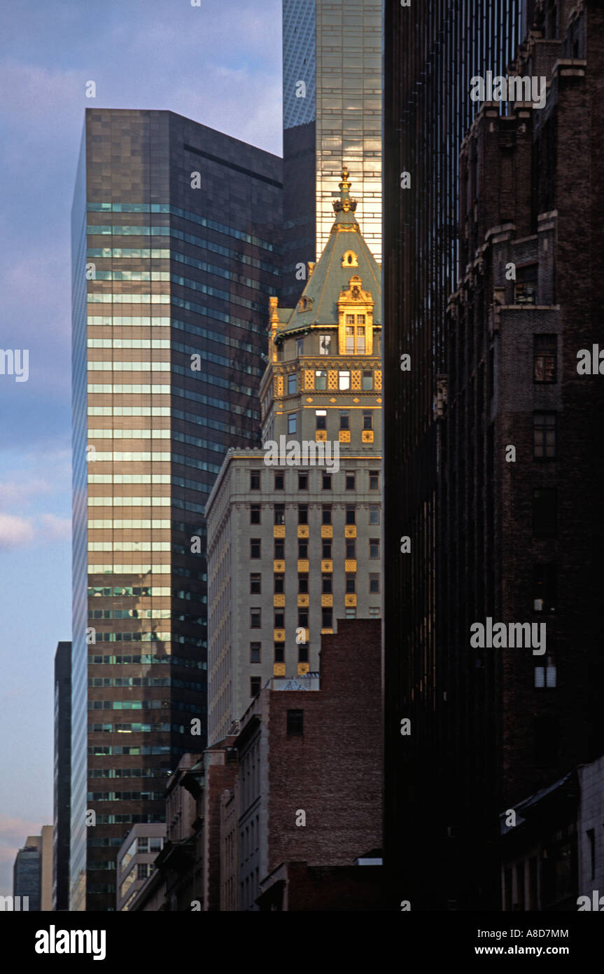 SKYSCRAPER glows in the late afternoon sun NEW YORK CITY NEW YORK Stock ...