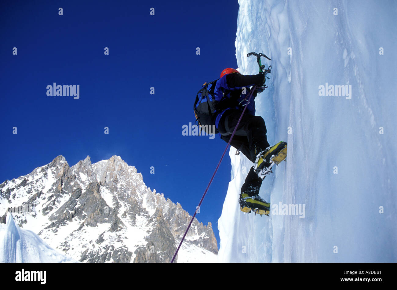 Scaling vertical ice Stock Photo - Alamy