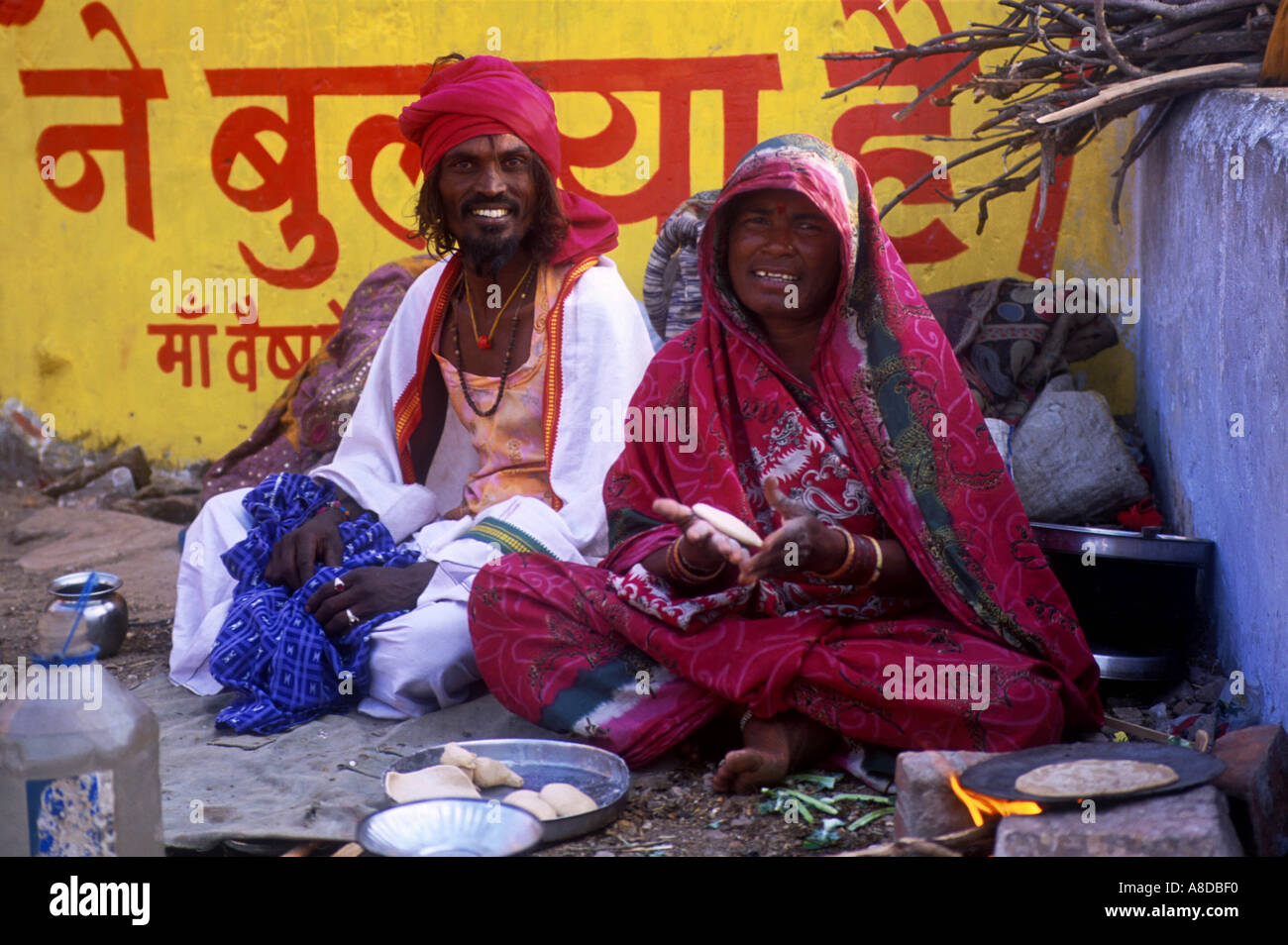 Living on the streets of Jaipur India Stock Photo - Alamy