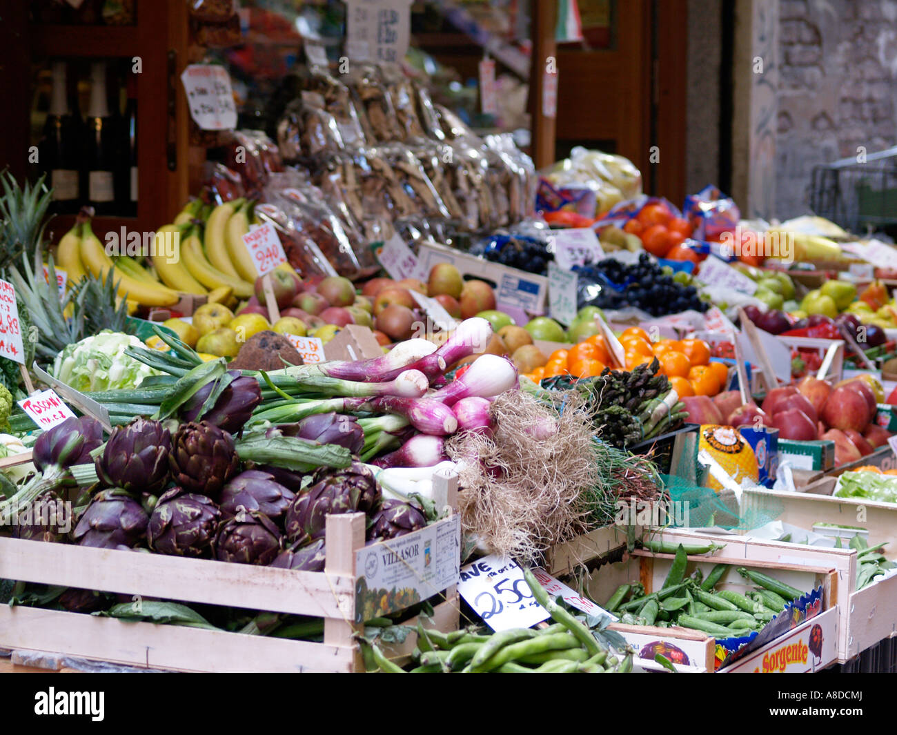 Fruit and vegetable shop Via Pescherie Vecchie Bologna Emilia Romagna ...