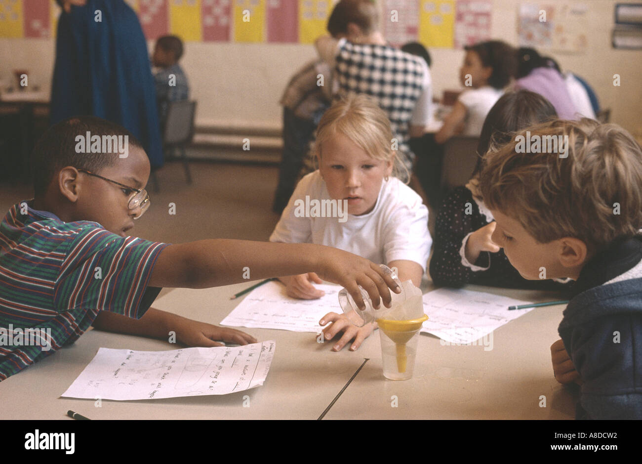 primary school science class Stock Photo - Alamy