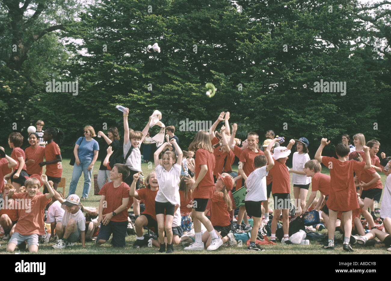 Children cheering school sports day hi-res stock photography and images ...