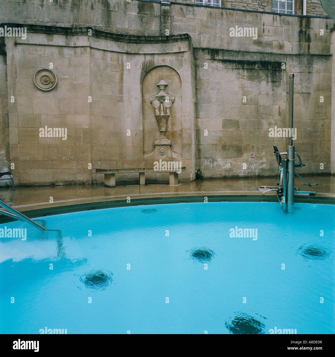 The open air Georgian Cross Bath at the Thermae Bath Spa Bath Stock ...