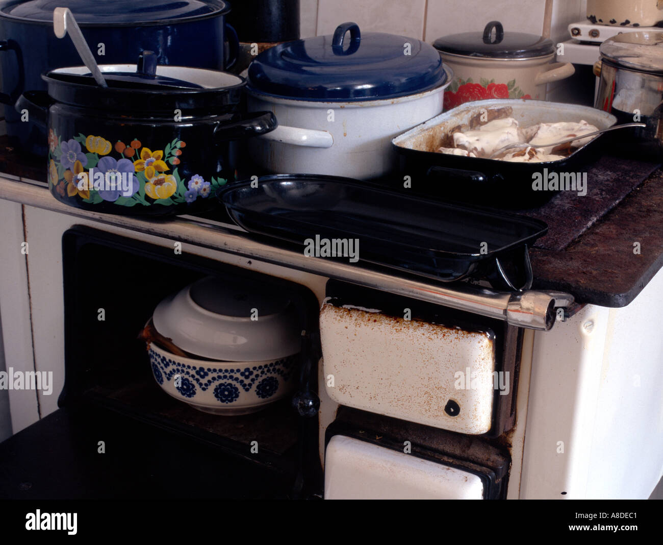 Enamel cooker hi-res stock photography and images - Alamy