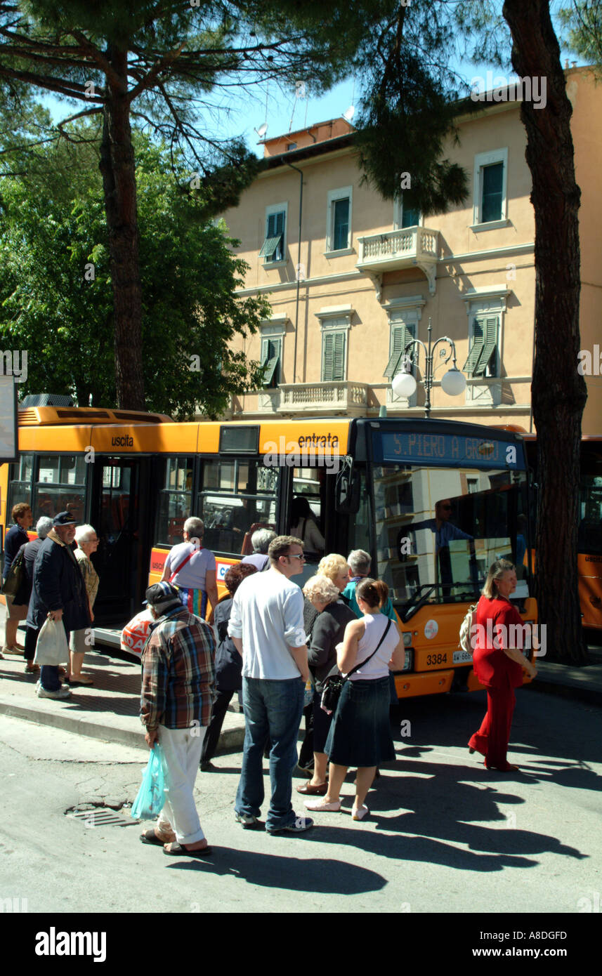 Boarding bus italy hi-res stock photography and images - Alamy