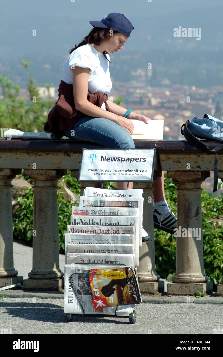 occupations jobs living earning newspaper seller Florence Tuscany Italy ...