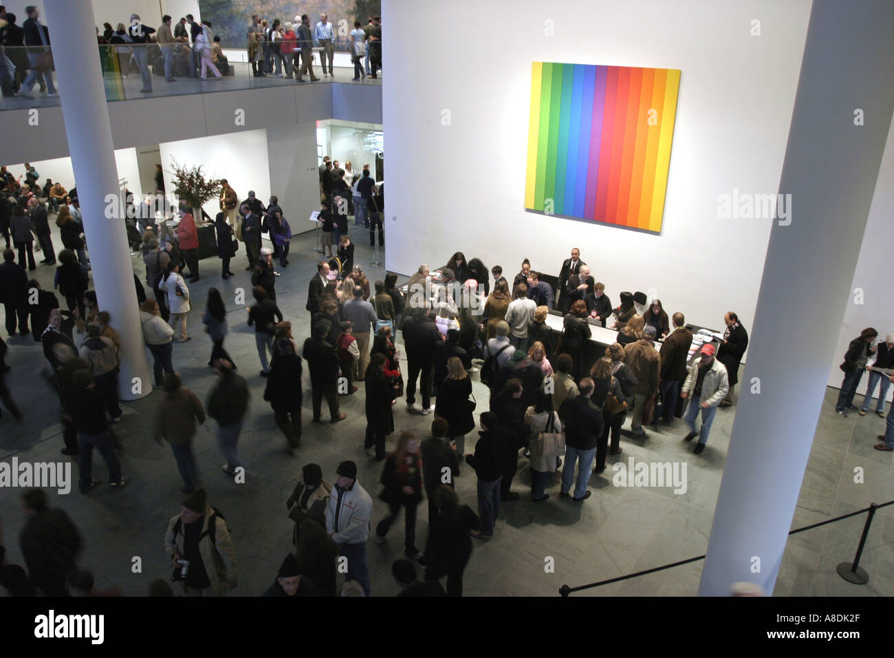 Crowded art gallery hi-res stock photography and images - Alamy