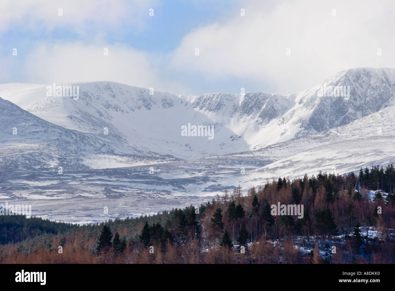 Scottish winter snow scene. Lochnagar mountain range landscape in the ...