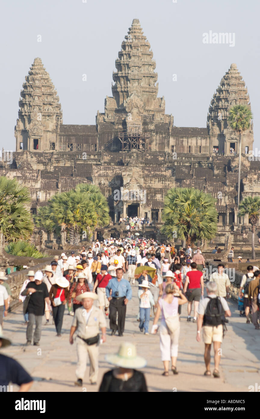 crowds flooding in to the main angkor wat temple on a busy tourist day ...