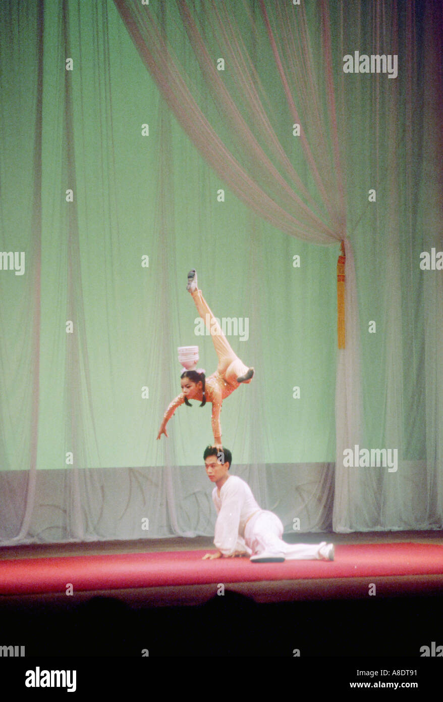 Acrobats performing arts hi-res stock photography and images - Alamy