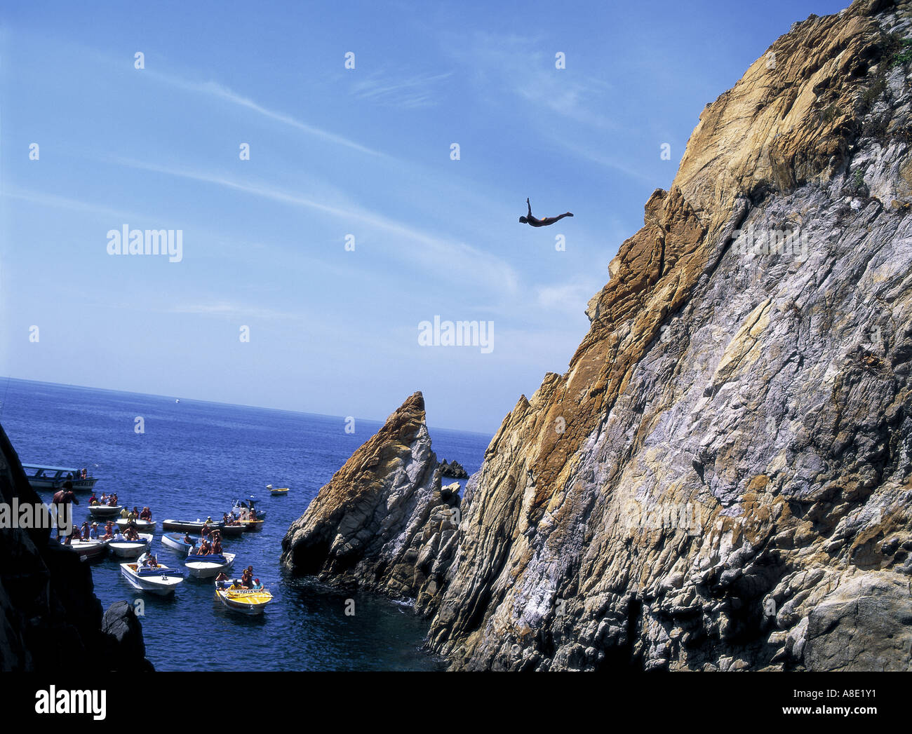 Cliff diving acapulco hi-res stock photography and images - Alamy