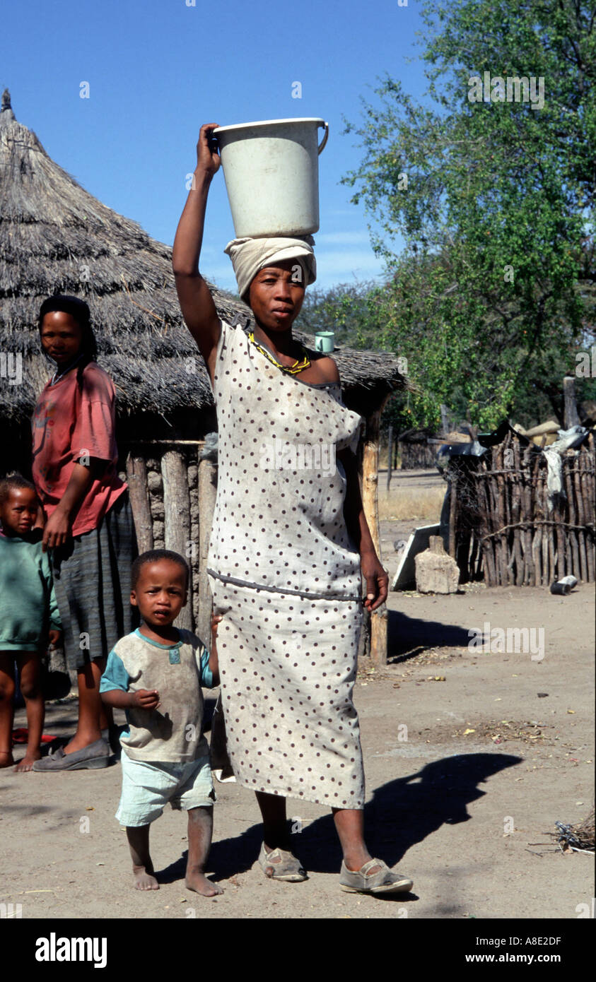 BUSHMEN WOMEN CARRYING WATER BUCKET ON HER HEAD NAMIBIA Stock Photo - Alamy