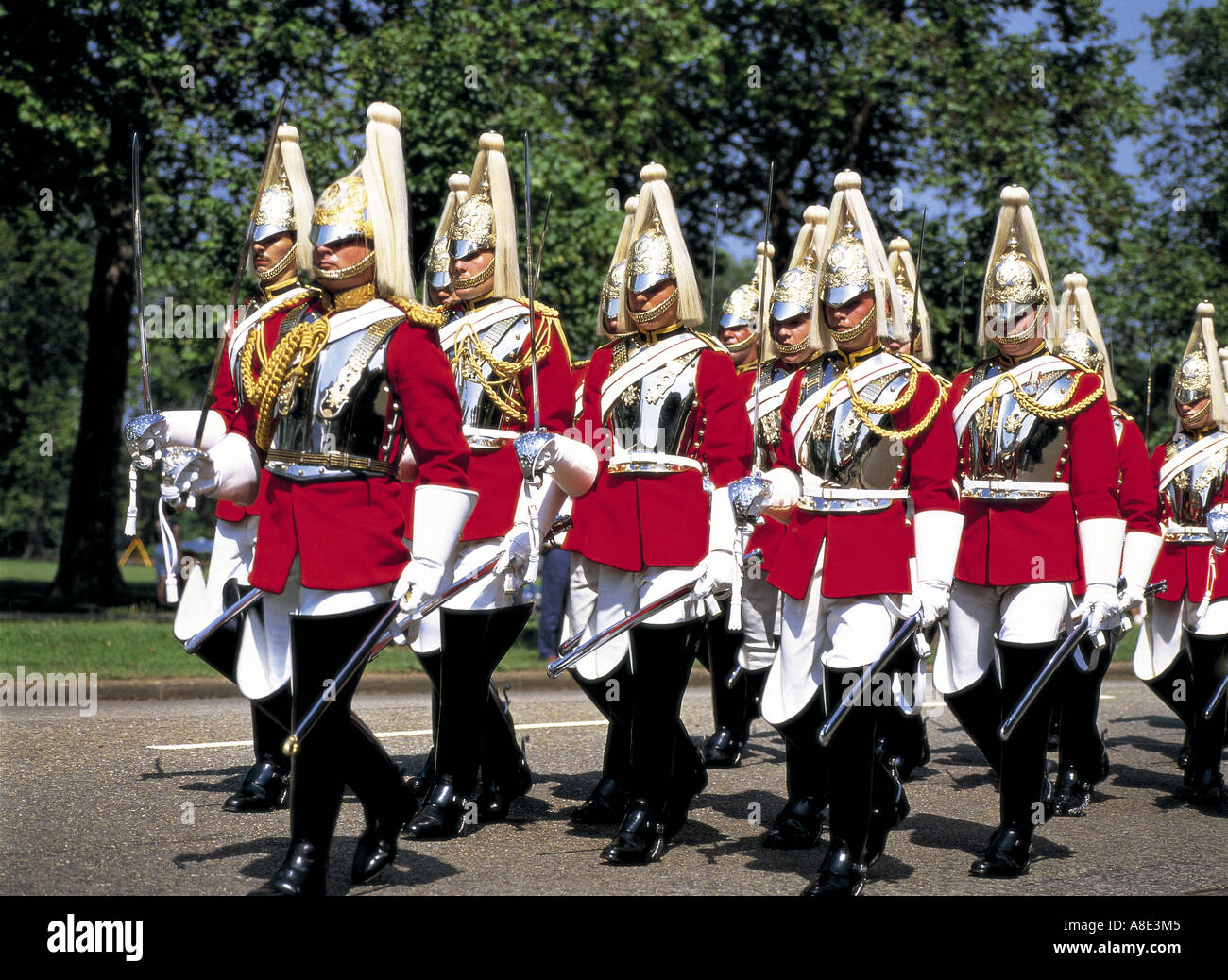 Guards buckingham palace hi-res stock photography and images - Alamy