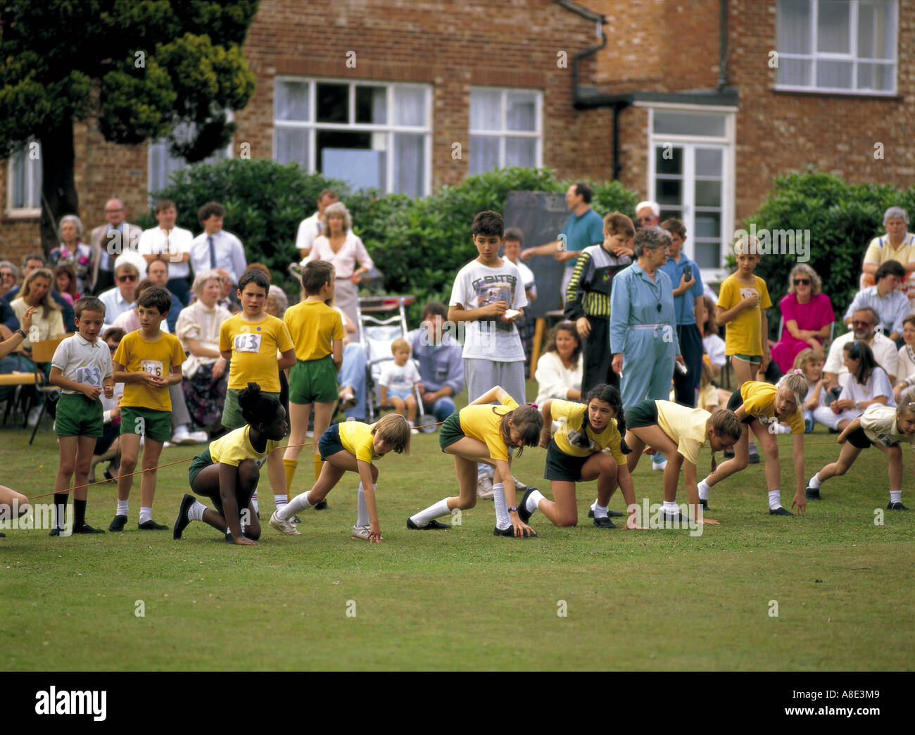 School sports day hi-res stock photography and images - Alamy