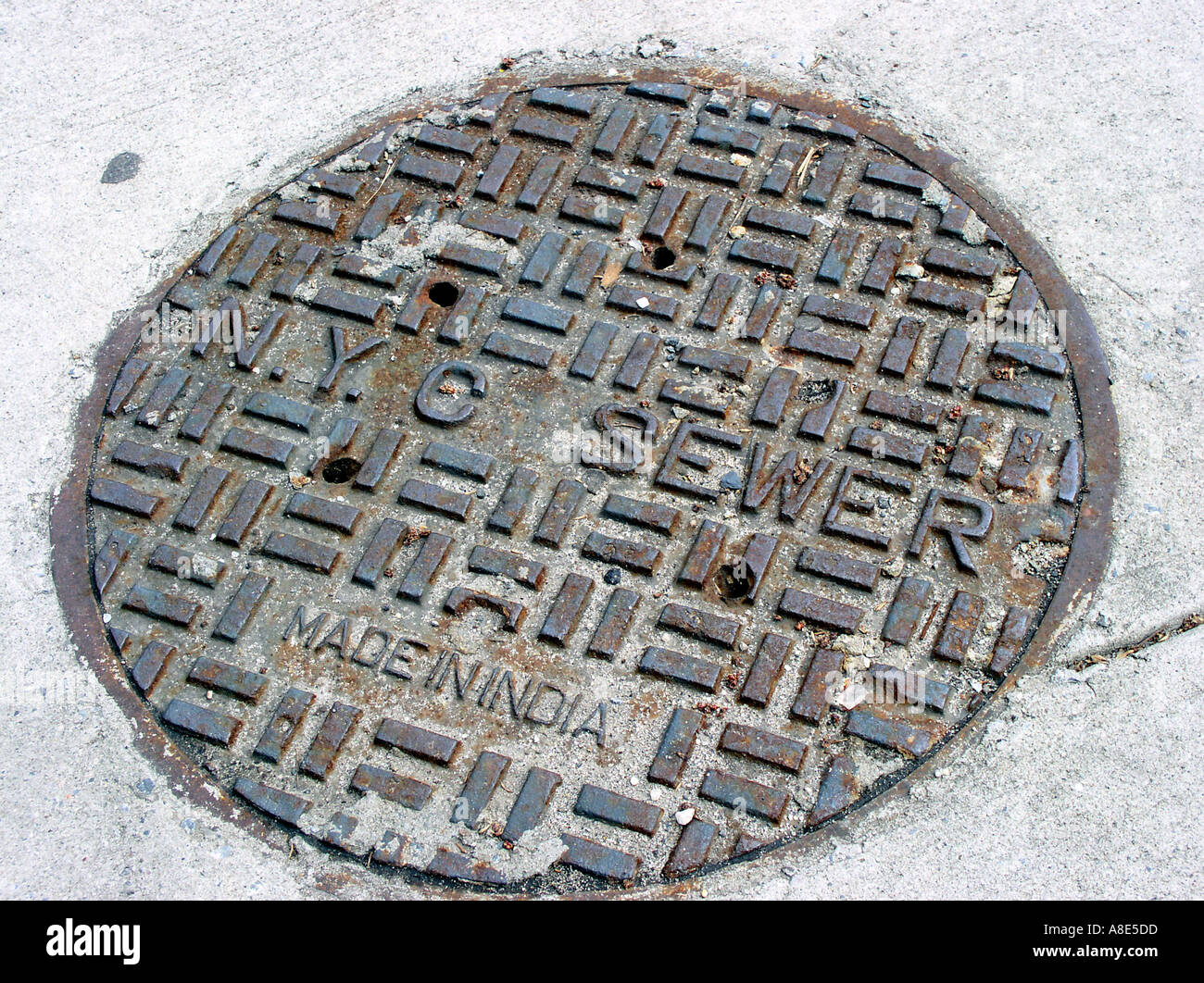 New york city manhole drain hi-res stock photography and images - Alamy