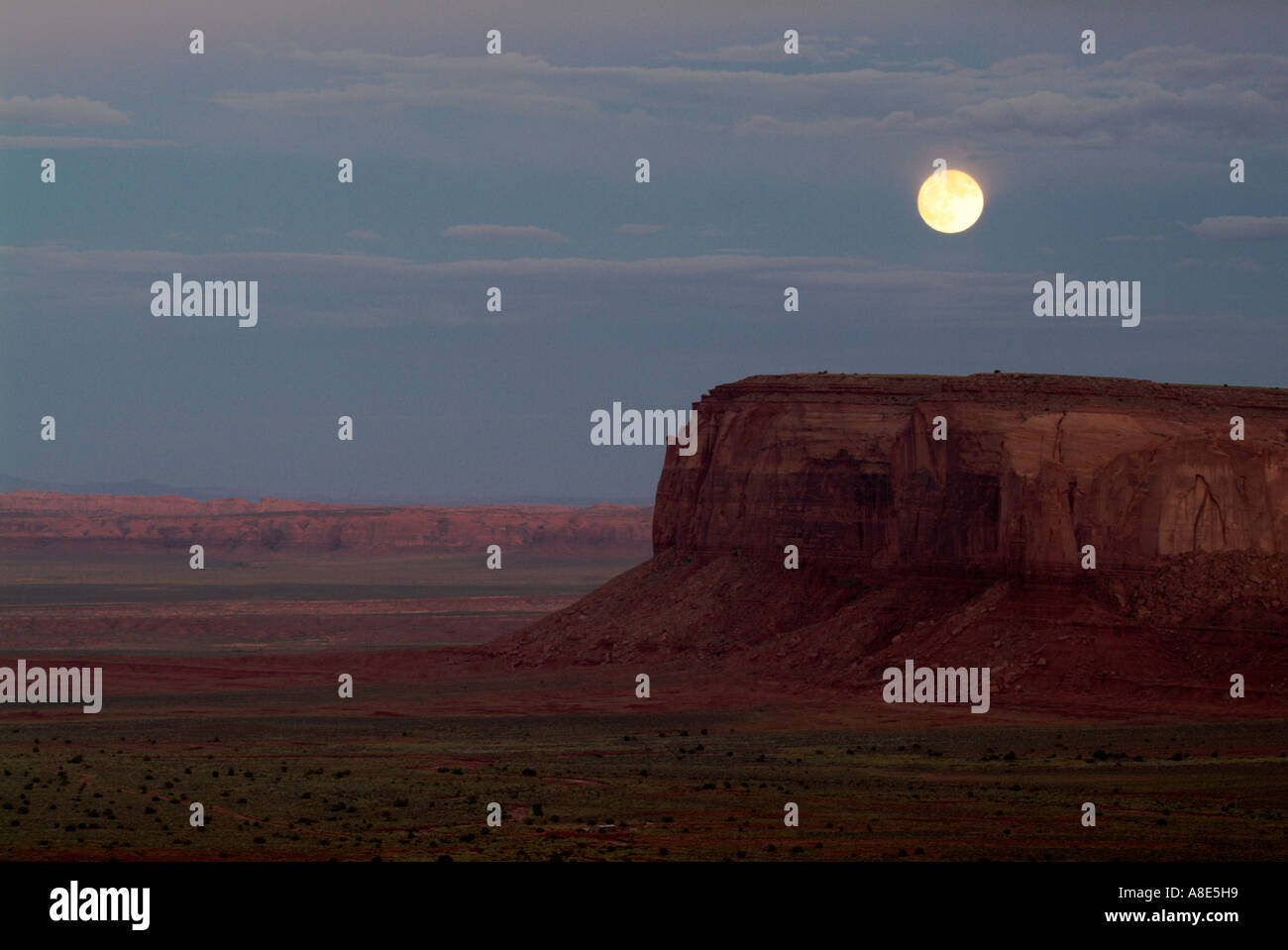 Full moon over monument valley hi-res stock photography and images - Alamy