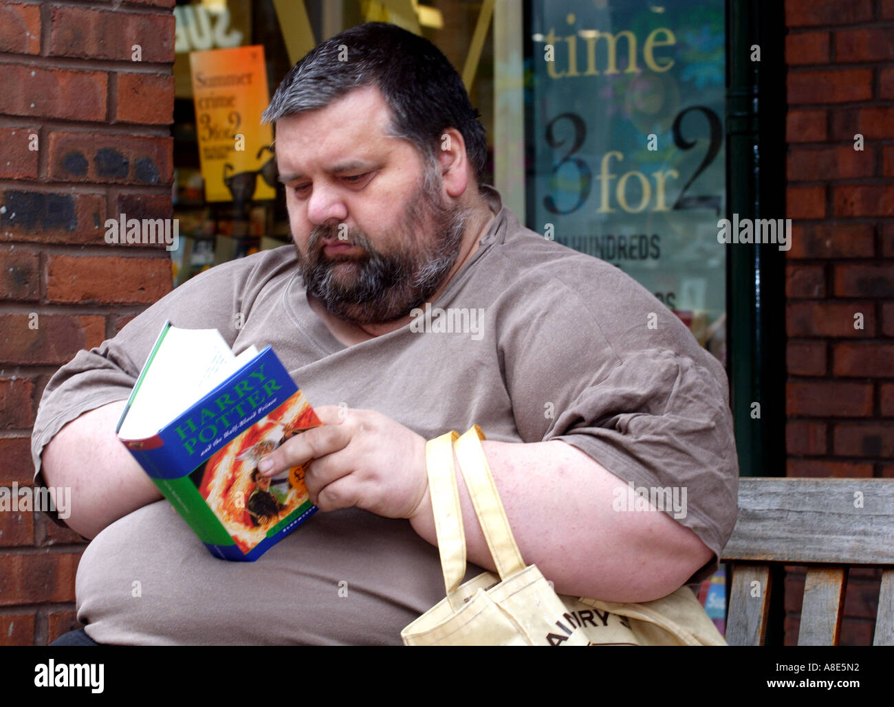 A man reads a Harry Potter Book Stock Photo - Alamy
