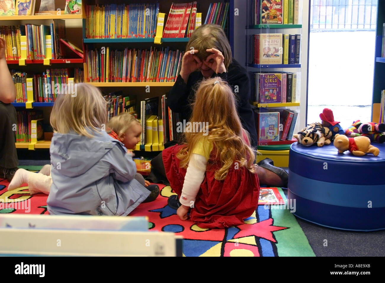 Children listening to story hi-res stock photography and images - Alamy