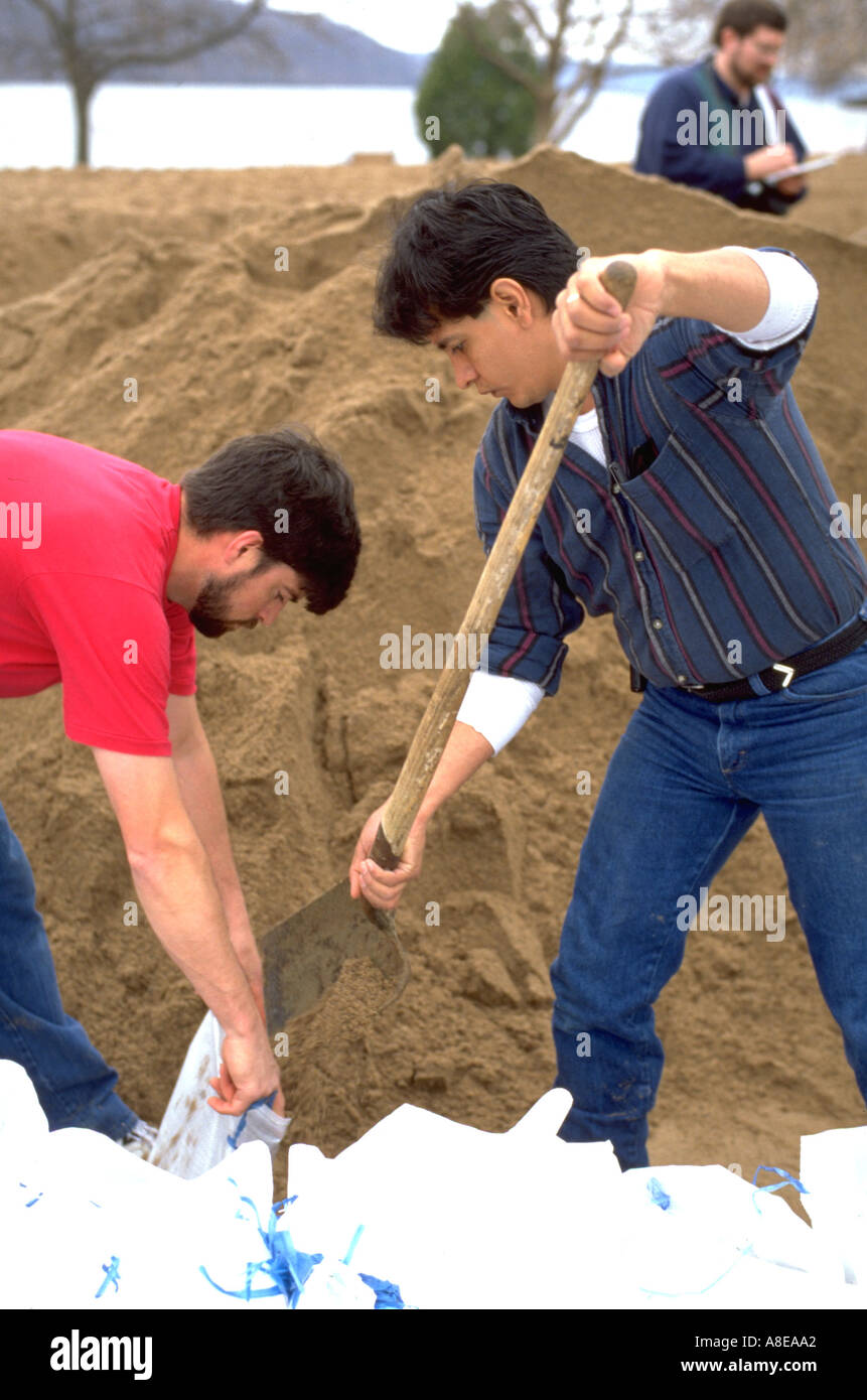 Public and teens helping disaster hi-res stock photography and images ...