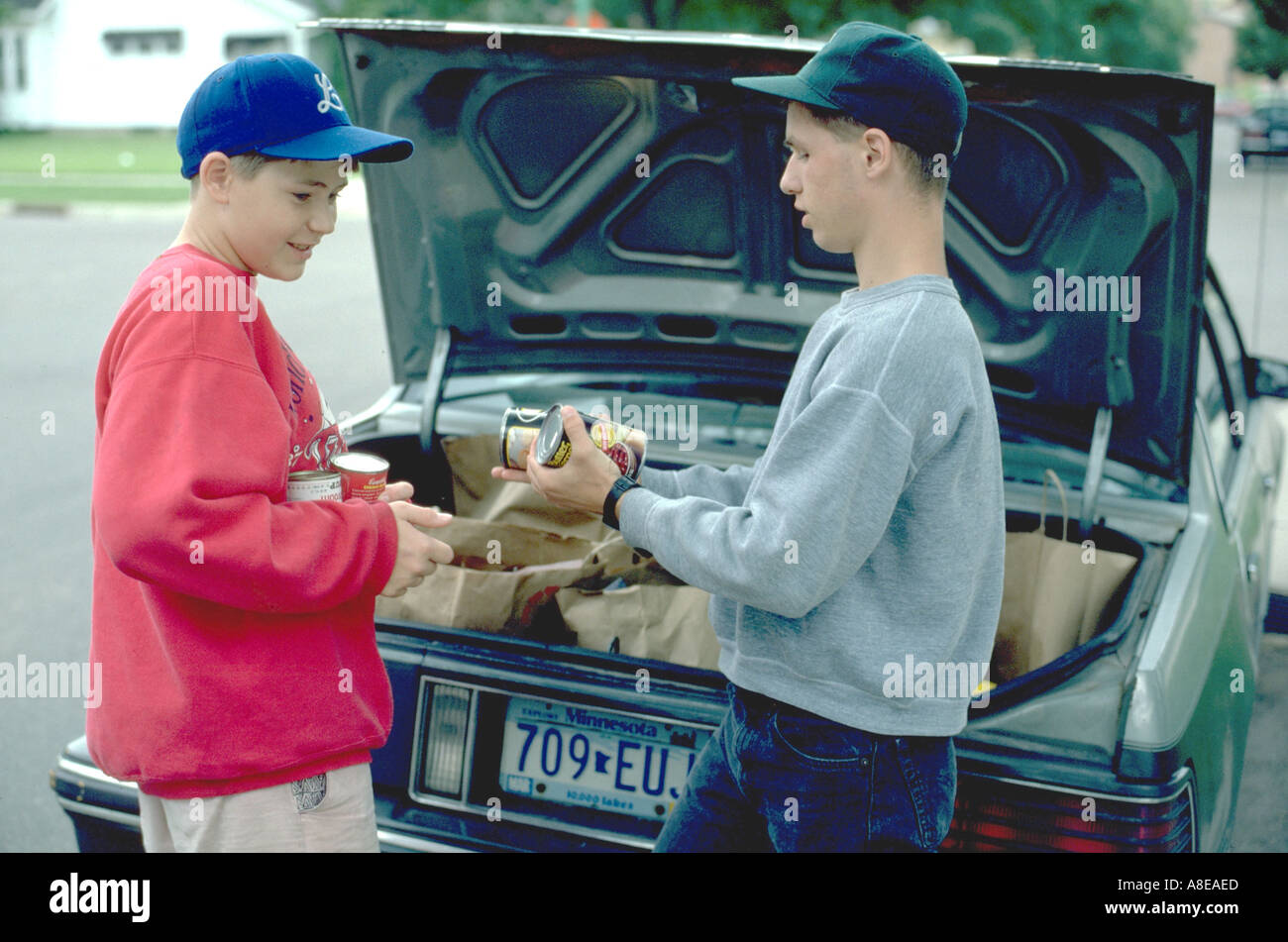 Collecting food drive hi-res stock photography and images - Alamy