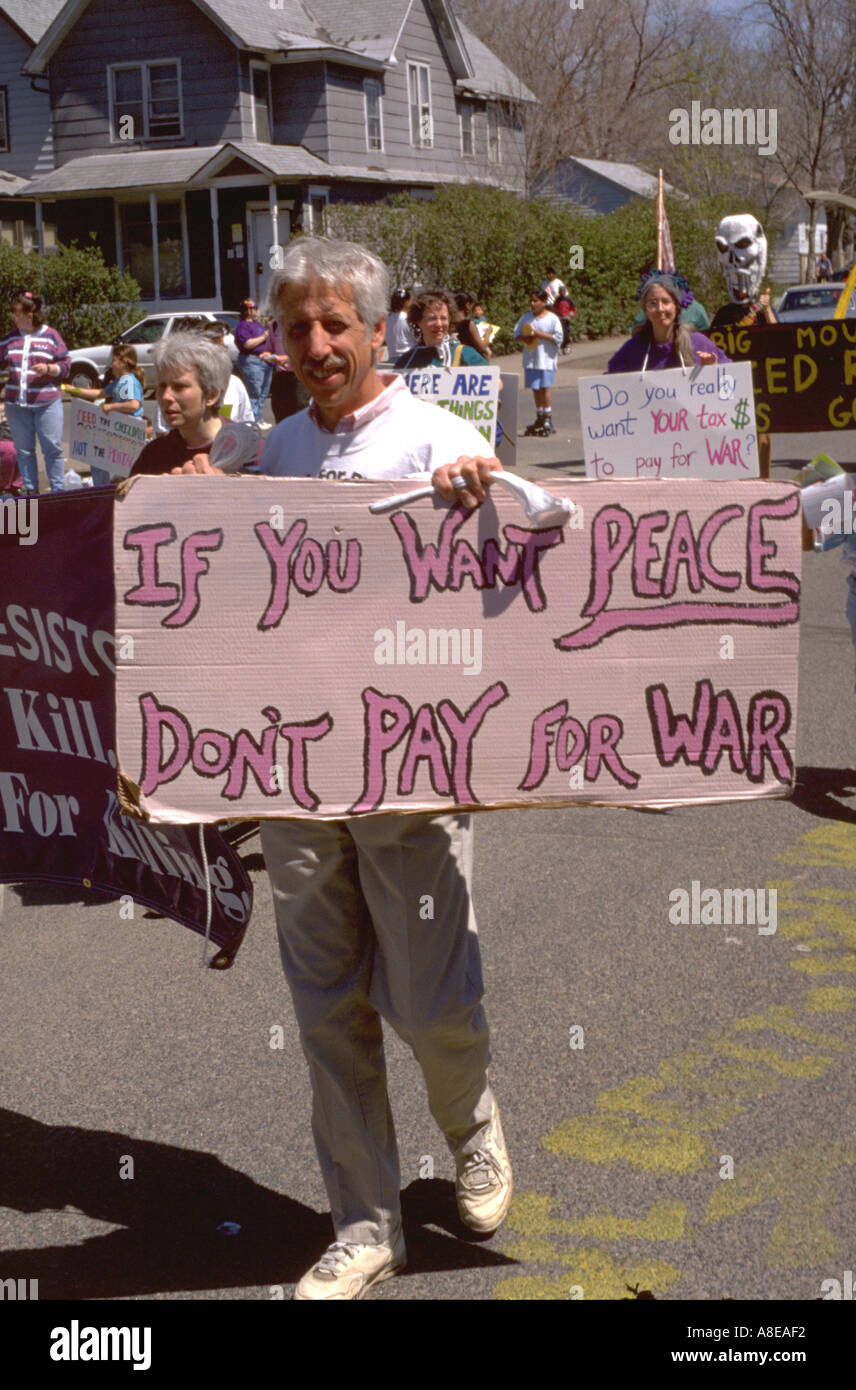 Female peace activists hi-res stock photography and images - Alamy