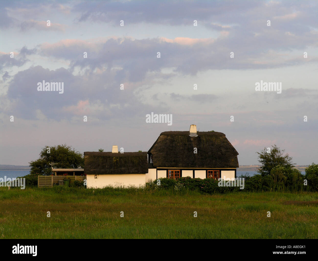 Straw roofed cottage hi-res stock photography and images - Alamy