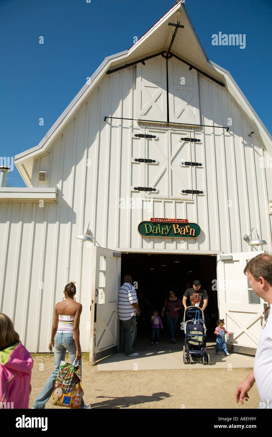 Crowd walking chicago hi-res stock photography and images - Alamy