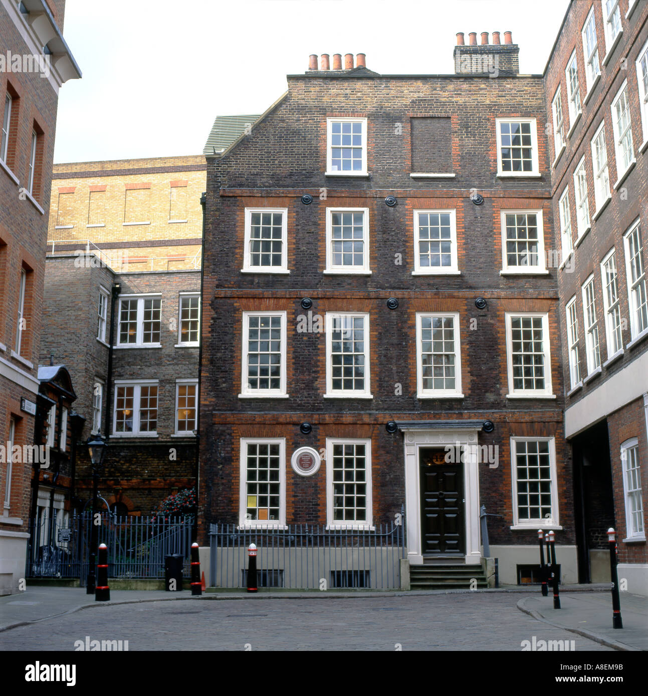 Dr Samuel Johnsons house residence building exterior home with a plaque ...
