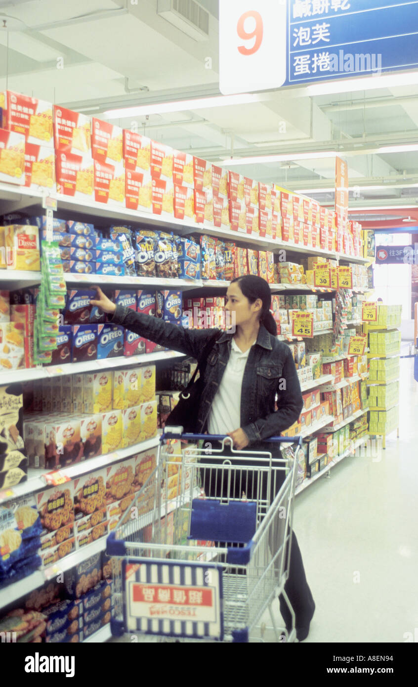 Female food shopping supermarket tesco hi-res stock photography and ...