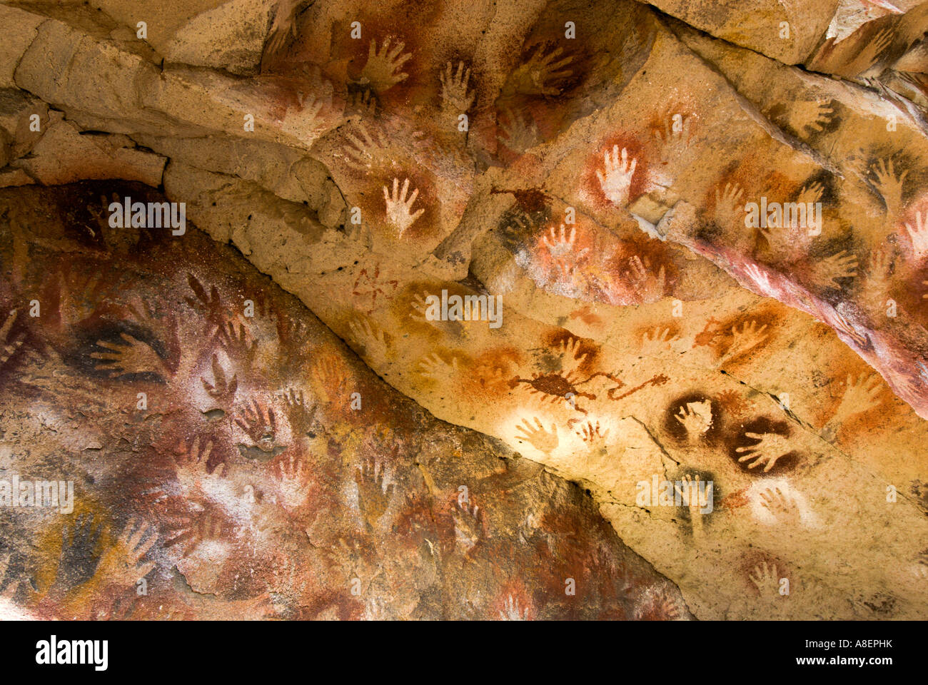 Dozens ancient hands stencil painting hi-res stock photography and ...