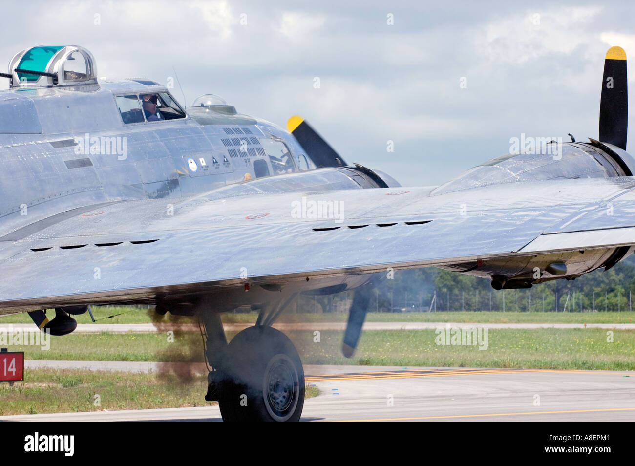 B 17 engines hi-res stock photography and images - Alamy