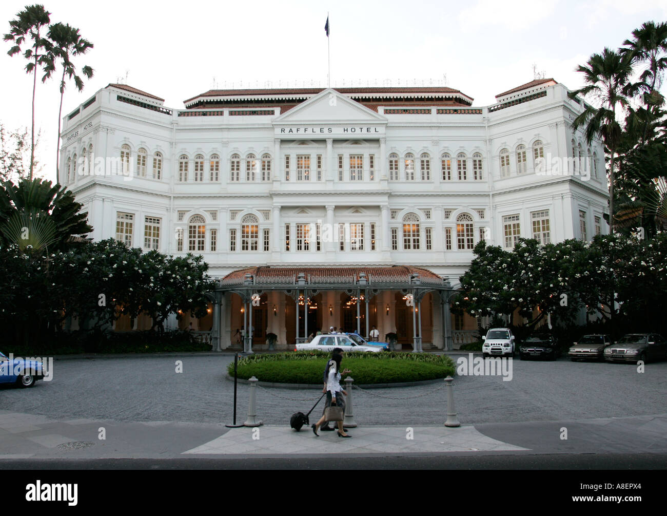 Facade of the famous Raffles Hotel in Singapore Stock Photo - Alamy