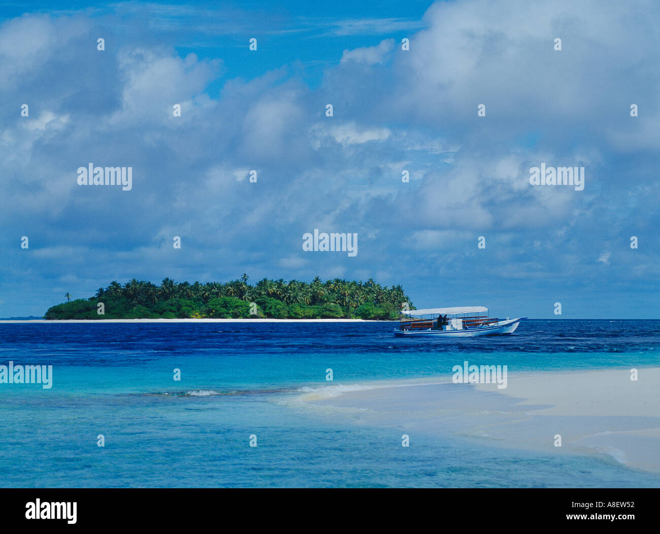 Maldives islands Indian ocean Baa atoll safari boat, beach Stock Photo ...