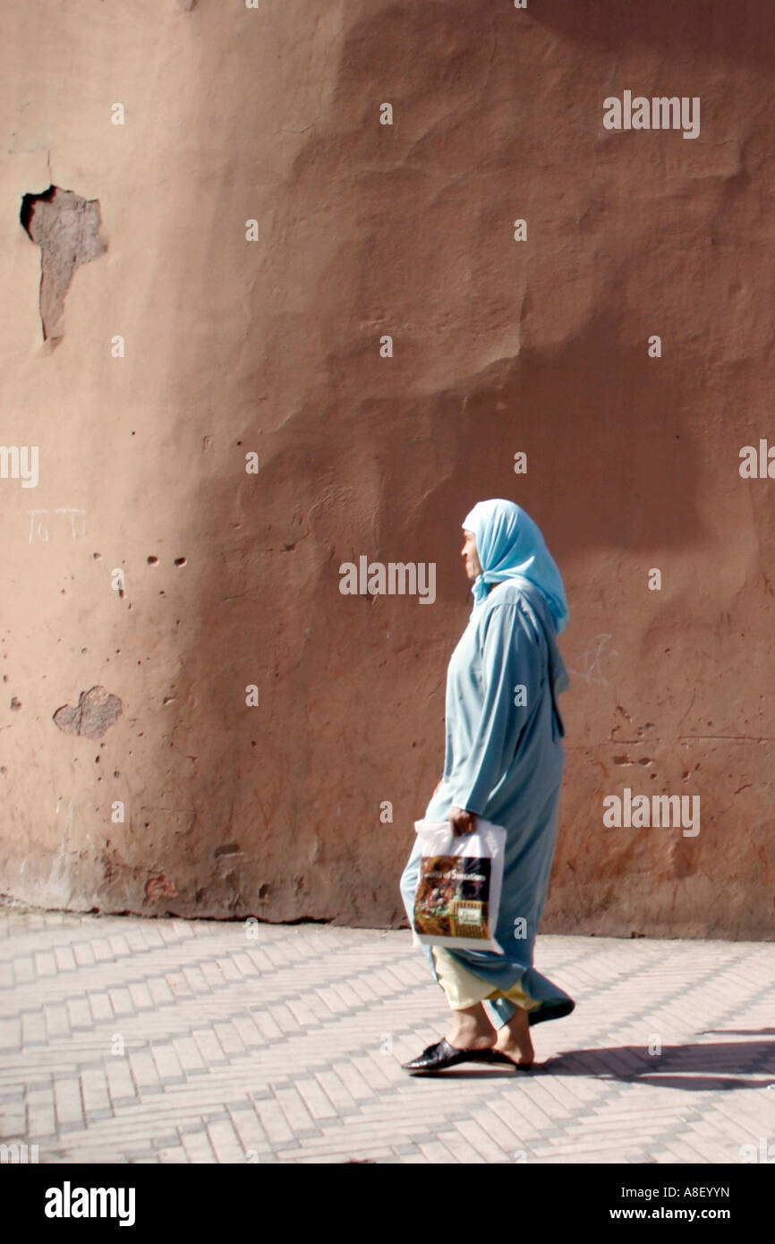 Lady in burka hi-res stock photography and images - Alamy