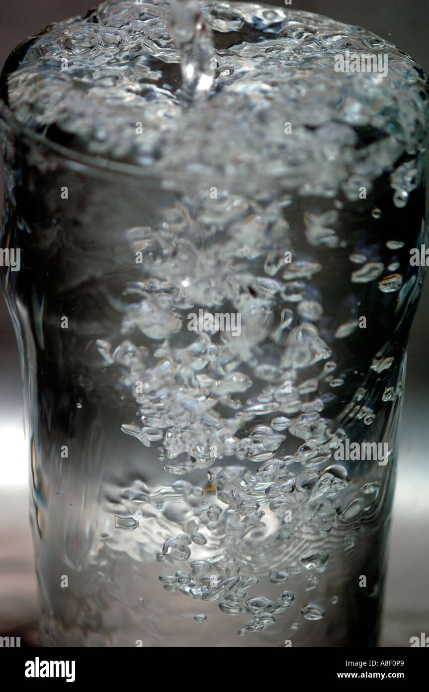 Water Pouring Into A Pint Glass Stock Photo - Alamy