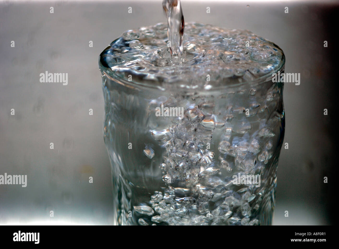 Water Pouring Into A Pint Glass Stock Photo - Alamy