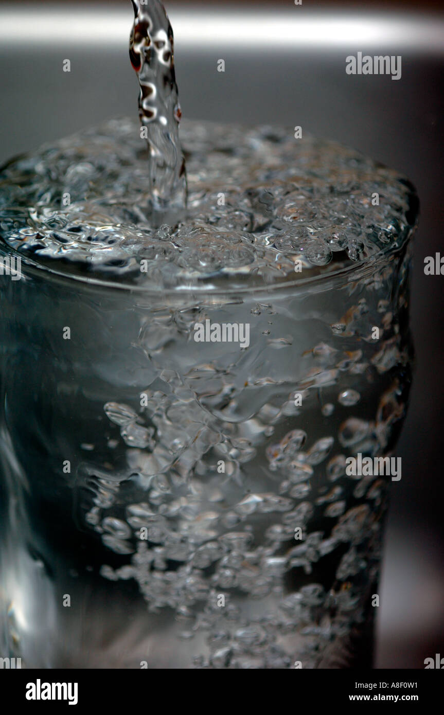 Water Pouring Into A Pint Glass Stock Photo - Alamy