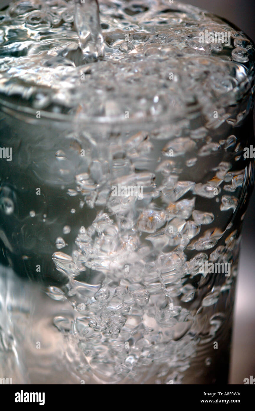 Water Pouring Into A Pint Glass Stock Photo - Alamy