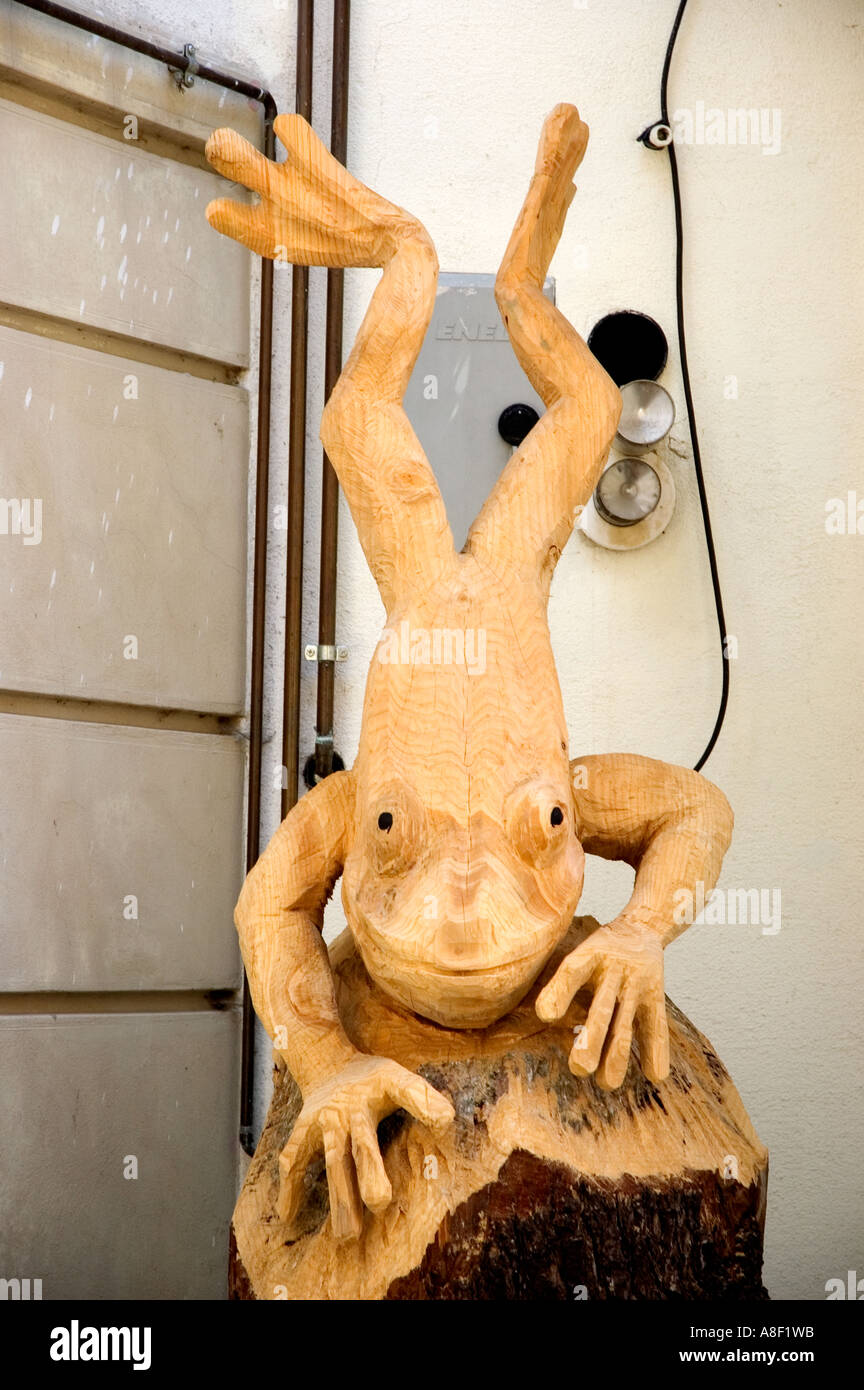 Wood carve frog hi-res stock photography and images - Alamy