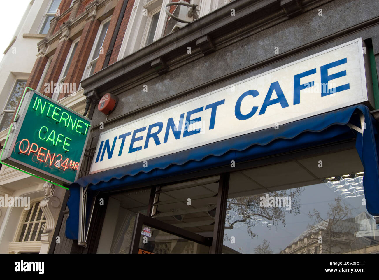 Internet cafe uk hi-res stock photography and images - Alamy