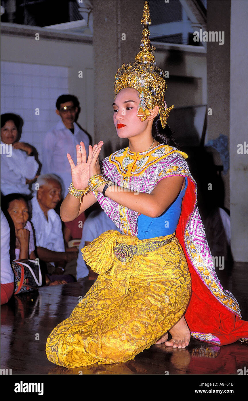 Temple Dancer performing in a Bangkok Wat Stock Photo - Alamy