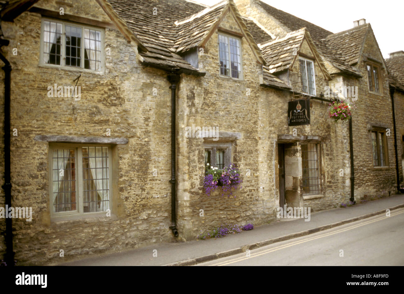 English streetscape hi-res stock photography and images - Alamy