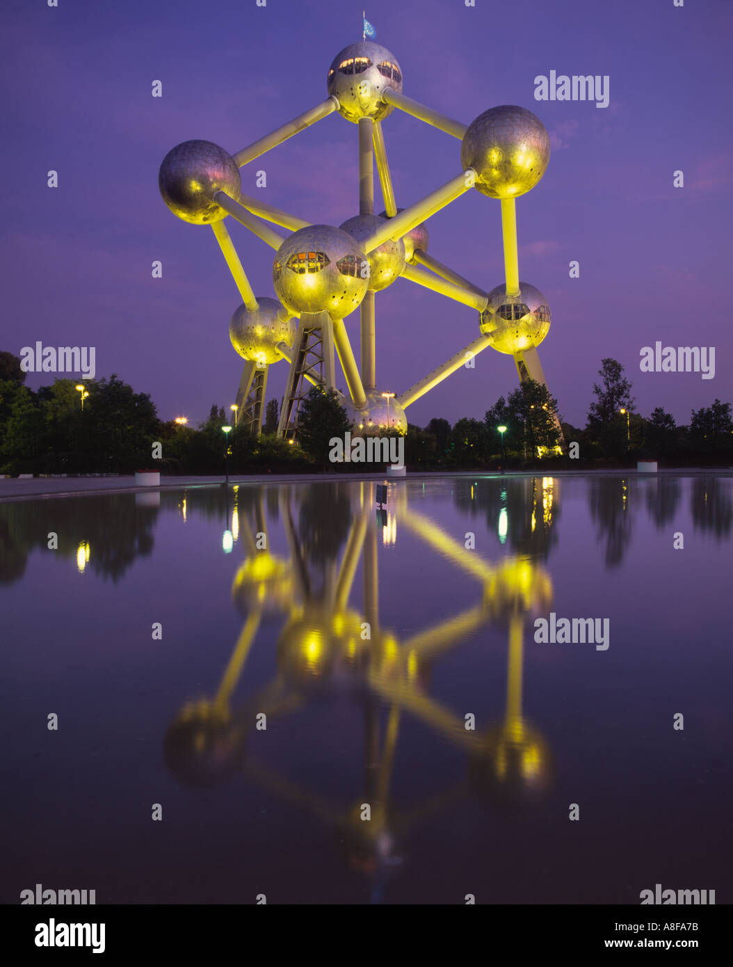 Atomium at night hi-res stock photography and images - Alamy